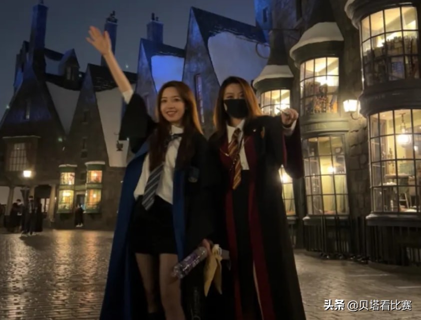 Another e-sports couple is born?Baolan and Xiran visit Universal ...