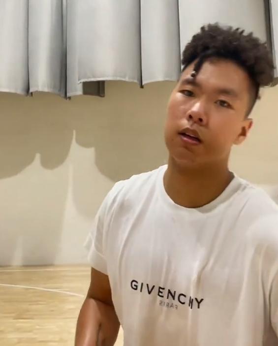 Basketball star transformation game anchor!Wu Yonghao showed off his ...