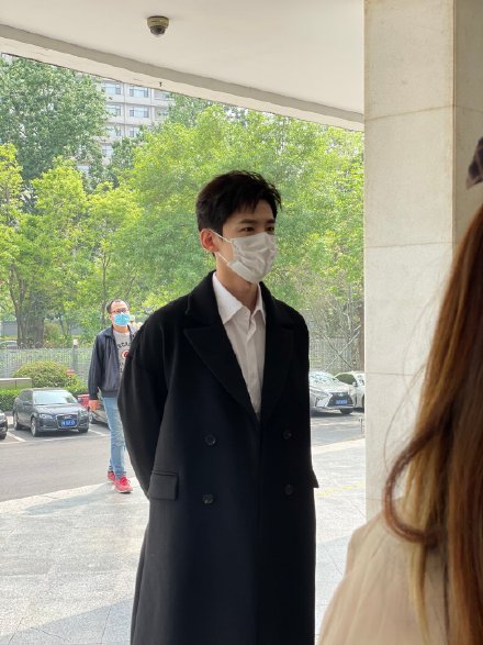 Bai Jingting and Zhang Binbin are in the same frame at the May Fourth ...