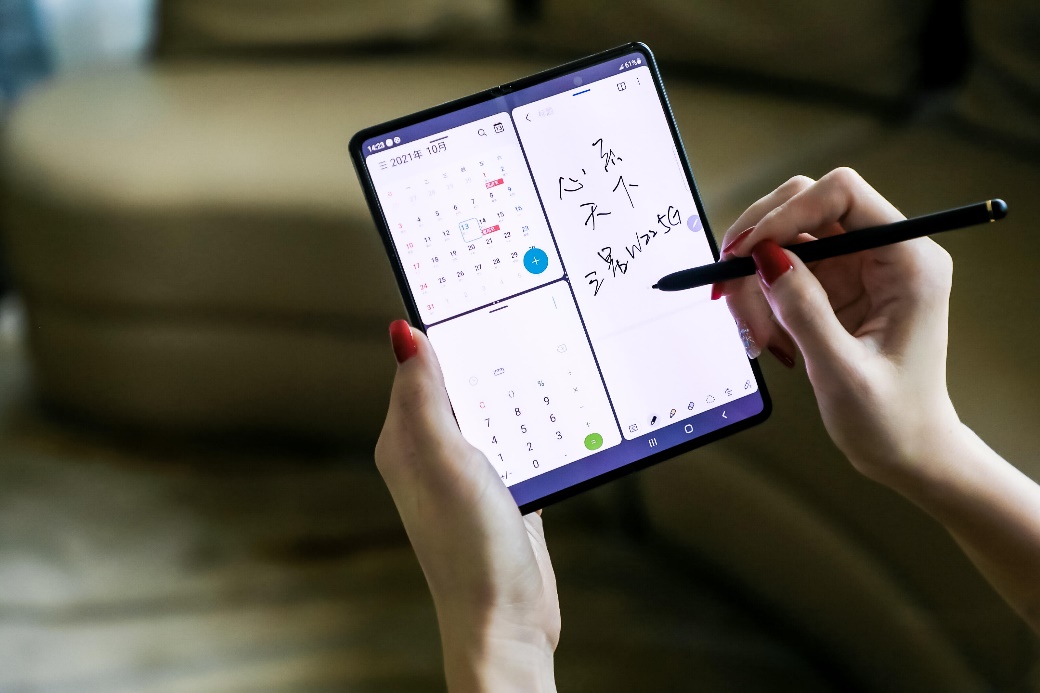Smooth strokes, precise control, the world's Samsung W22 5G exclusive S Pen interprets elegance ...