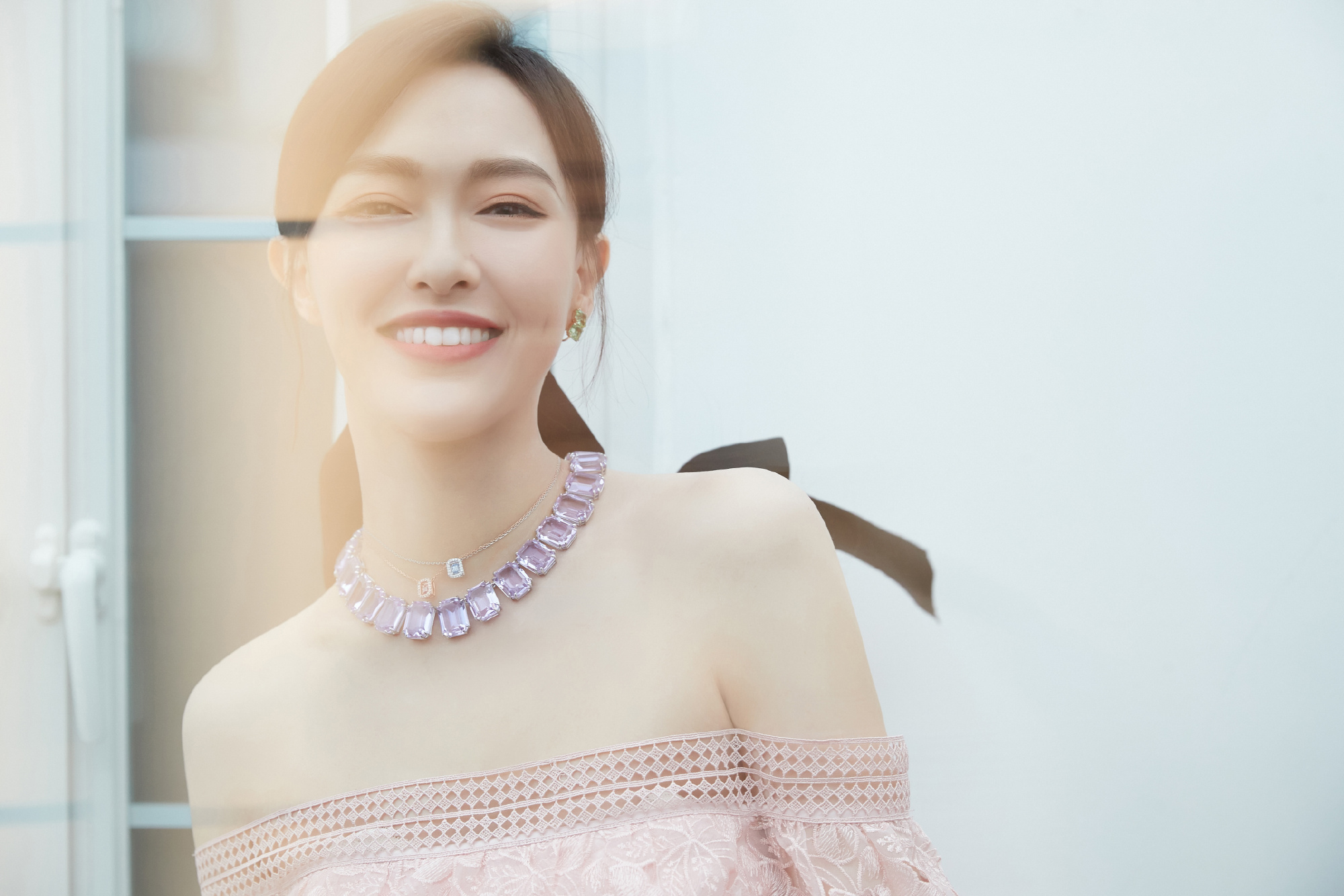 It is also a brand live event. Tang Yan and Yang Mi's pictures are in ...