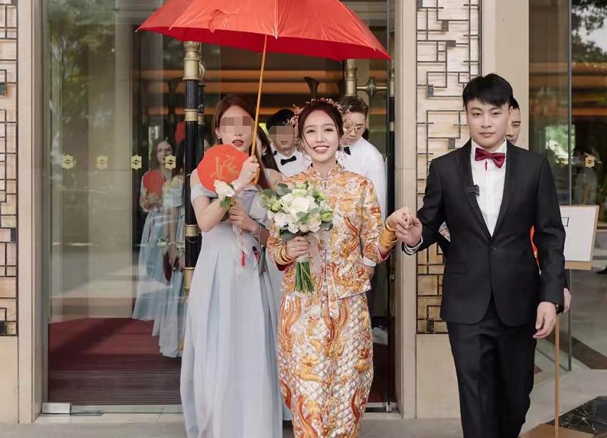 The anchor of Xin Xuan's big wedding!Wearing 10 gold bracelets, a row ...