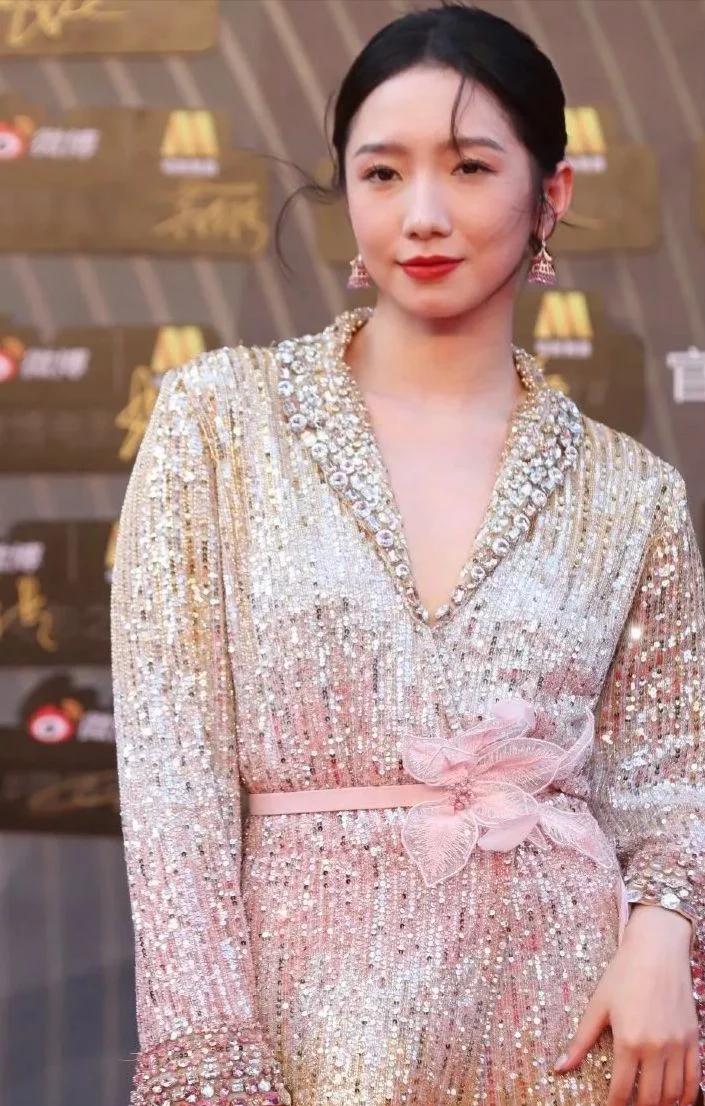 Tian Jing is transformed into Si Teng, Lei Wu is dressed as a magician ...