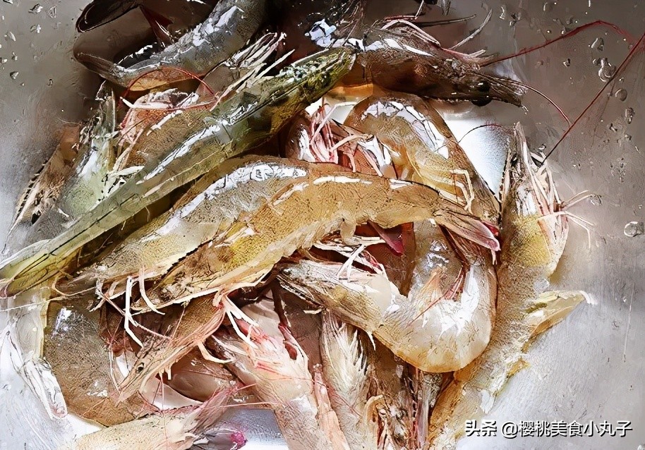 When cooking prawns, it's wrong to open an underwater pot. The chef ...