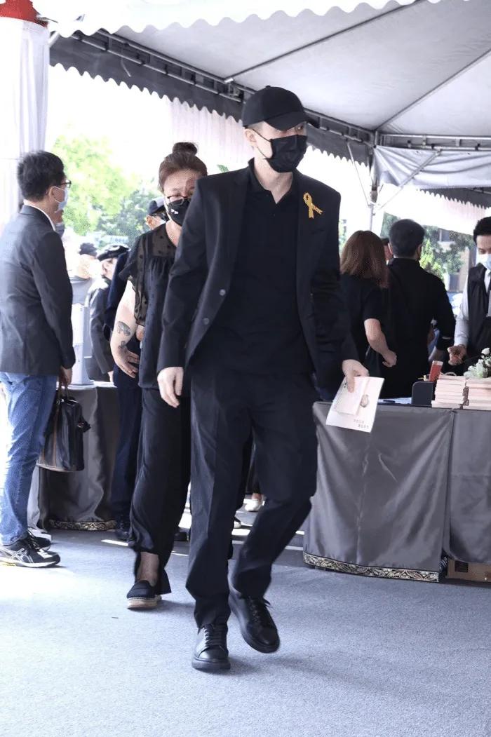 At the funeral of Jackie Chan's wife, Lin Fengjiao, teacher Li Xing ...