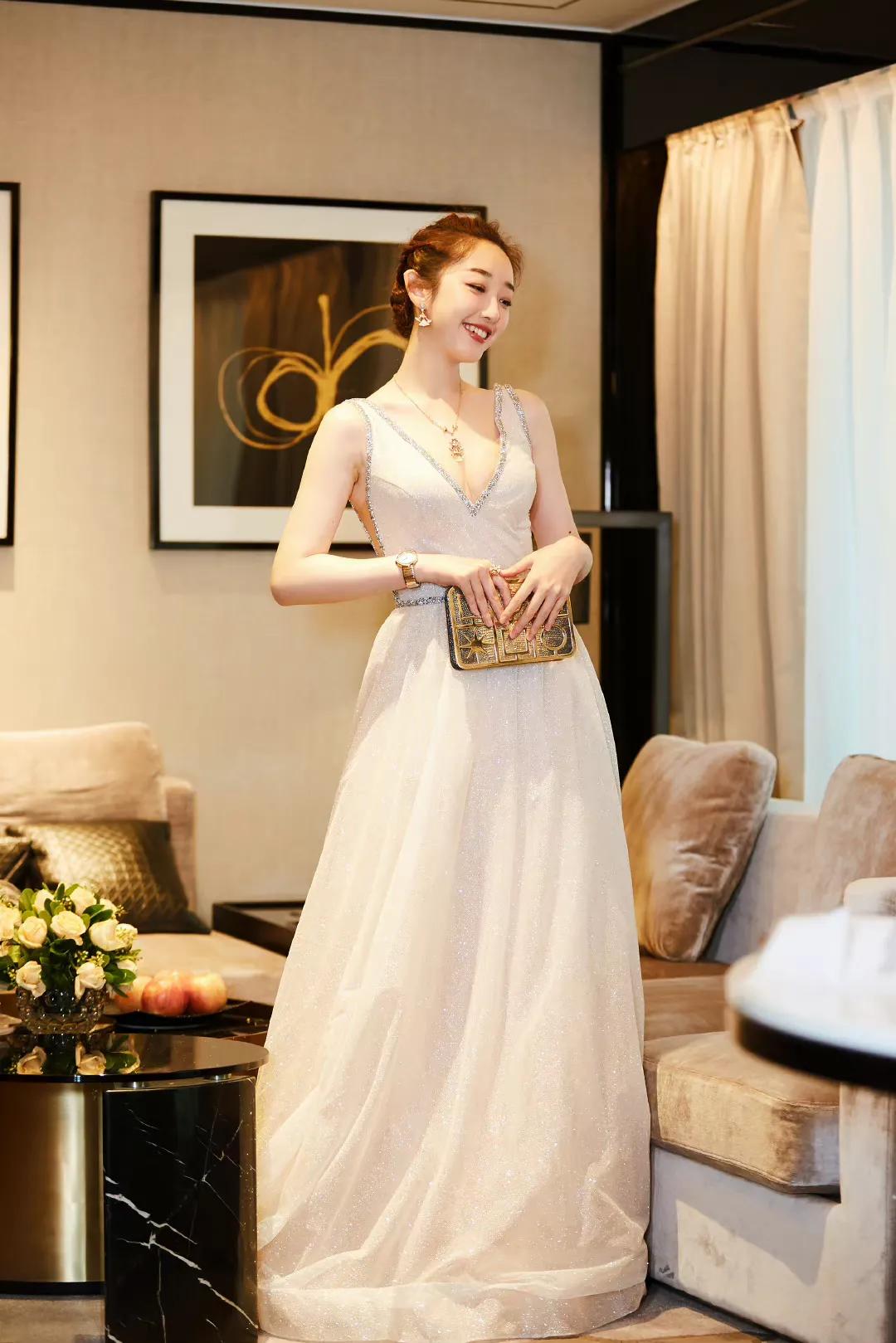 Intellectual elegance Jiang Mengjie - iNEWS