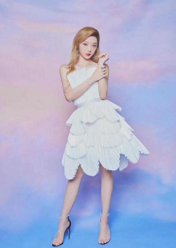 Li Ziting is "fashionable". She wears mussel shells into a skirt and ...