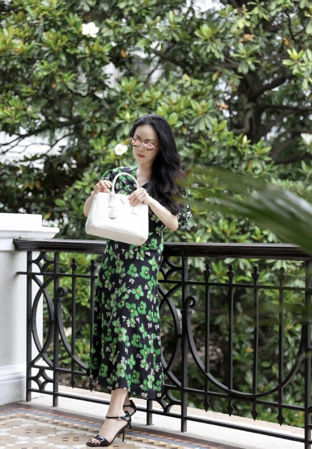 "Peachy Goddess" Zhang Xiaohui is really not old, she still exudes sexy charm at the age of 58 ...