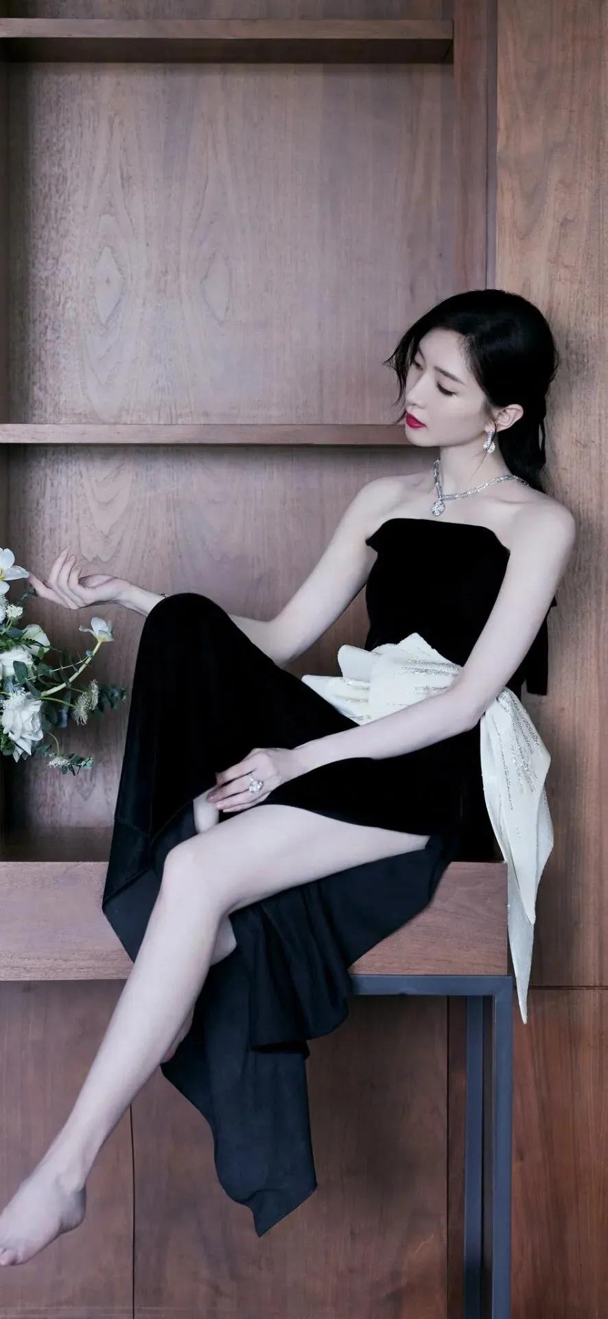 Jiang Shuying's long legs full of screen - iMedia