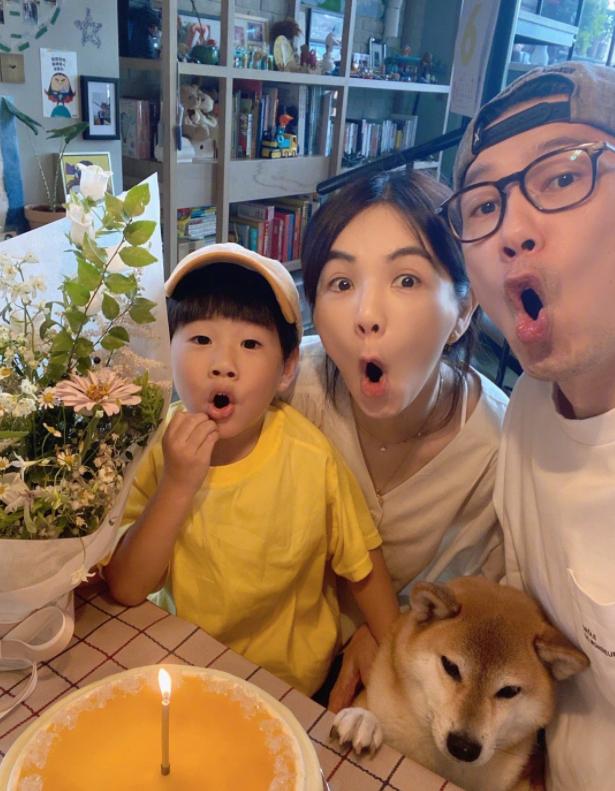 Well-known actress Chen Jiahua helps her husband scrape!Put a pen in her hair, Lai Sixiang's ...