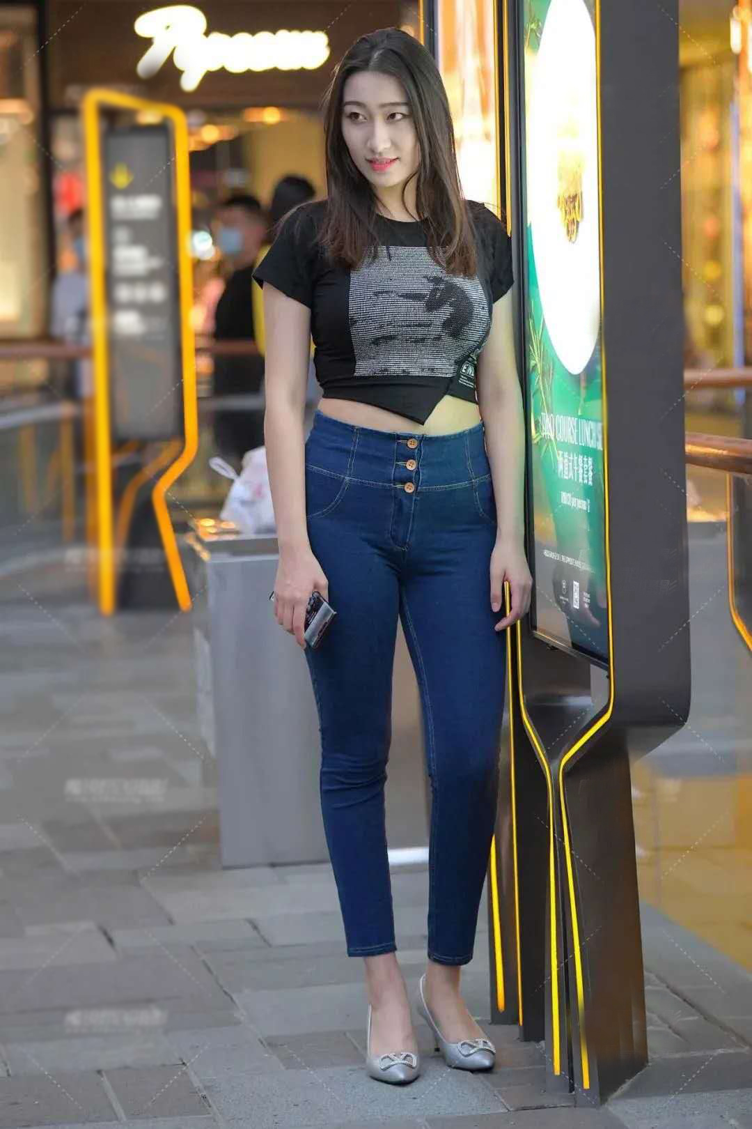 A girl with a slightly fat body, jeans and an irregular shirt, simple ...