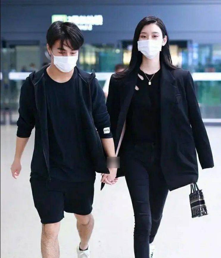 He Youjun accompanied Xi Mengyao during the check-up, but was ridiculed: the height difference ...