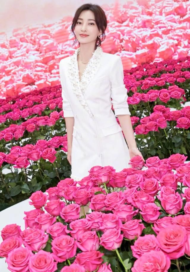 The new "Daji" Wang Likun is lean and slim?White skirt, chopstick legs ...