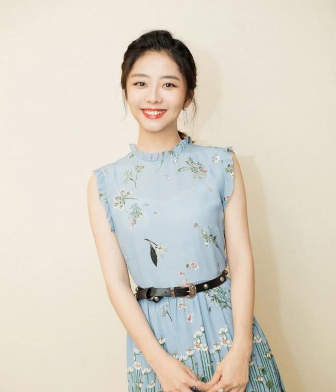 Her baby face propped up my youth————Tan Songyun - iNEWS