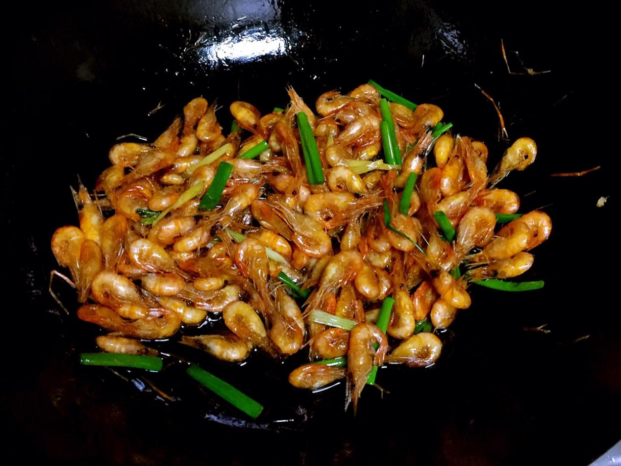 Sautéed small river prawns in oil, simple and crispy, delicious, served ...