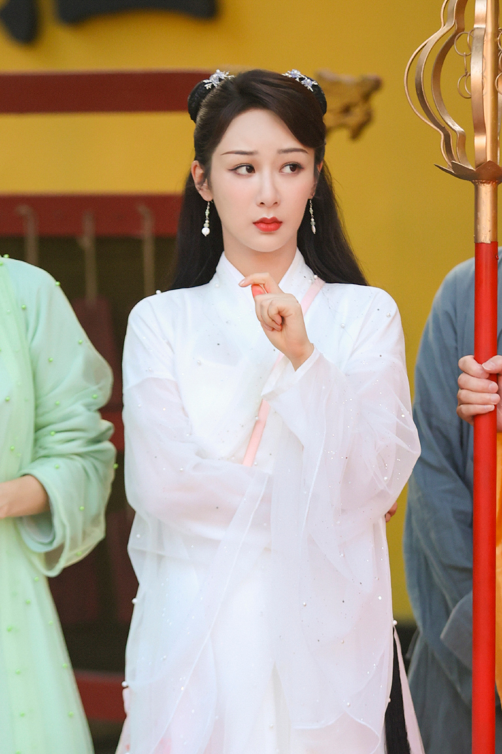 Yang Zi's studio sang Yang Zibai's beautiful photo of the white snake ...