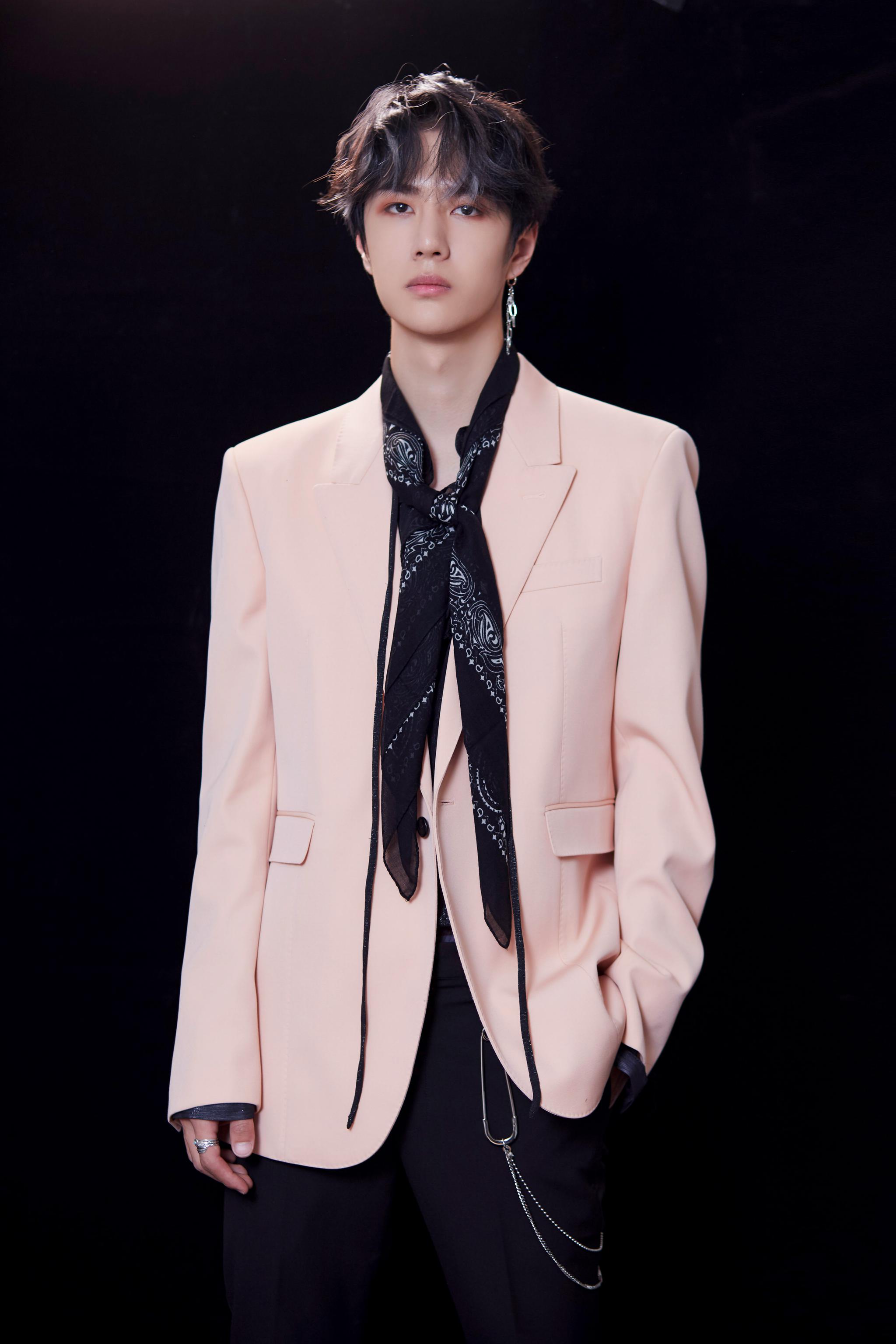 Someone asked Wang Han, why is Wang Yibo so popular?Wang Han asked, why ...