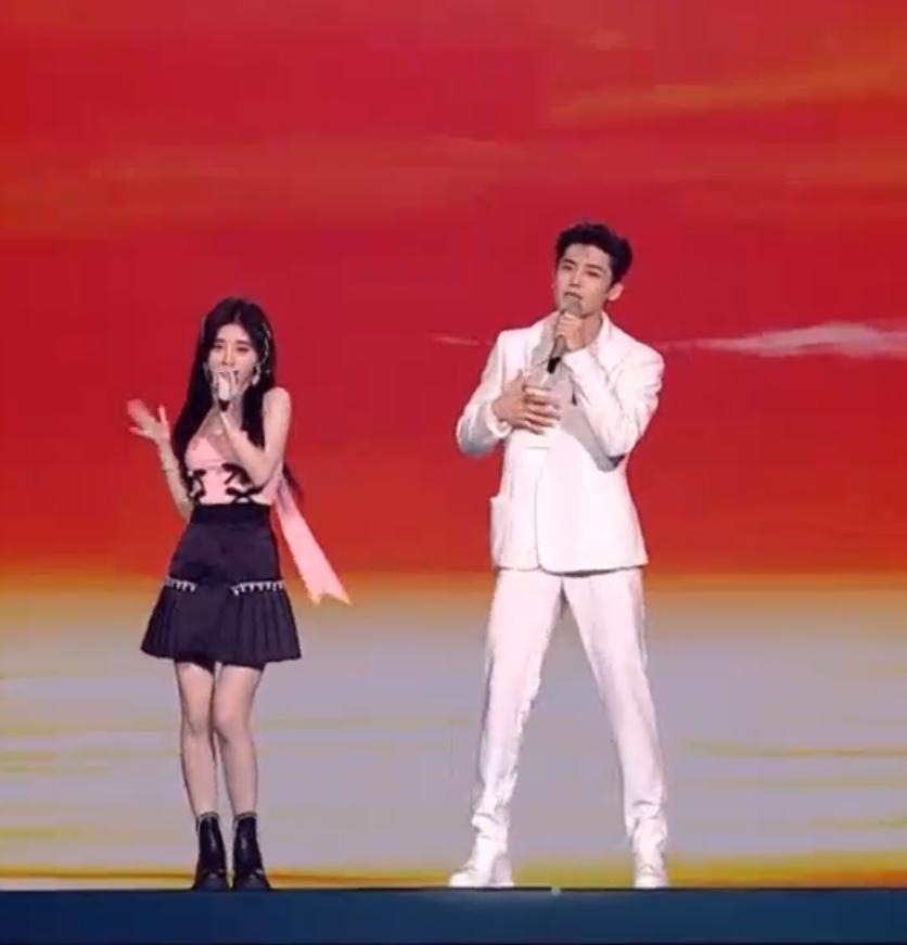 Ju Jingyi's figure management is too superior, and Hou Minghao sings ...