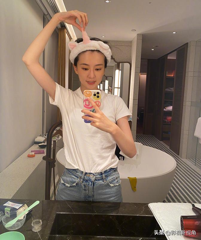 Qiao Xin was taking selfies in the bathroom. There was a big contrast in the appearance of her ...