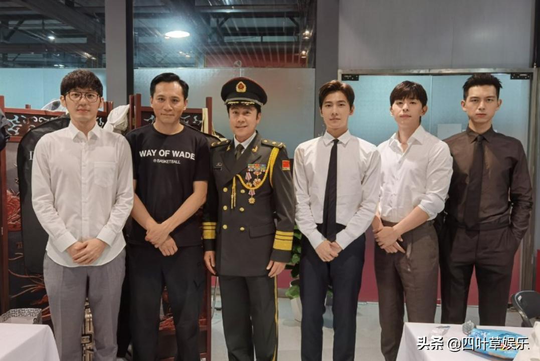 Backstage photo of "Breaking Dawn", a photo of Yang Zi, Li Xian, Deng ...