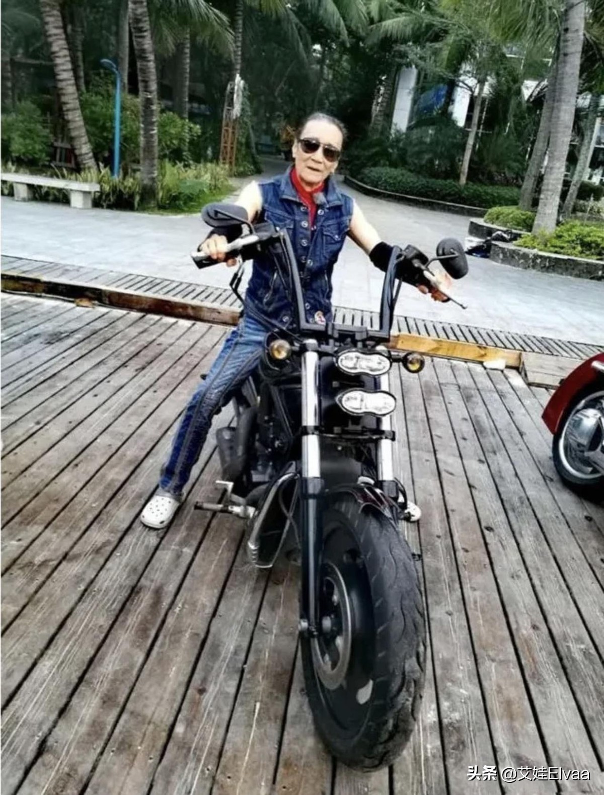 85-year-old Xie Xian is rare to see friends, wearing sleeveless ...