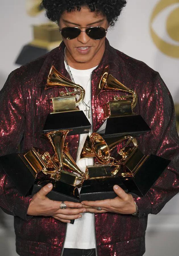 Mildew presents the prize to Mars, the cameraman will be fired when he ...