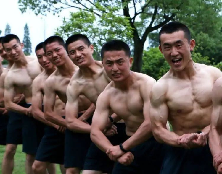 Soldier muscle comparison: The U.S. army is strong, our army is strong ...