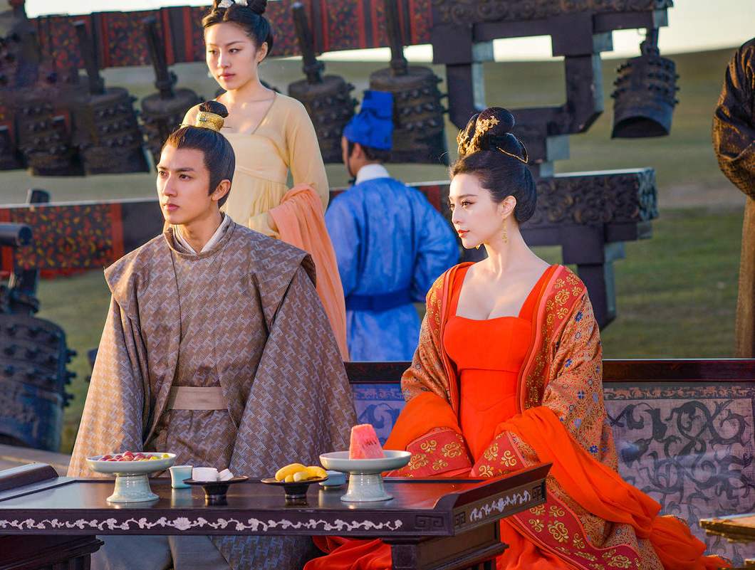 Emperor Xuanzong of the Tang Dynasty favored Concubine Yang Guifei day ...