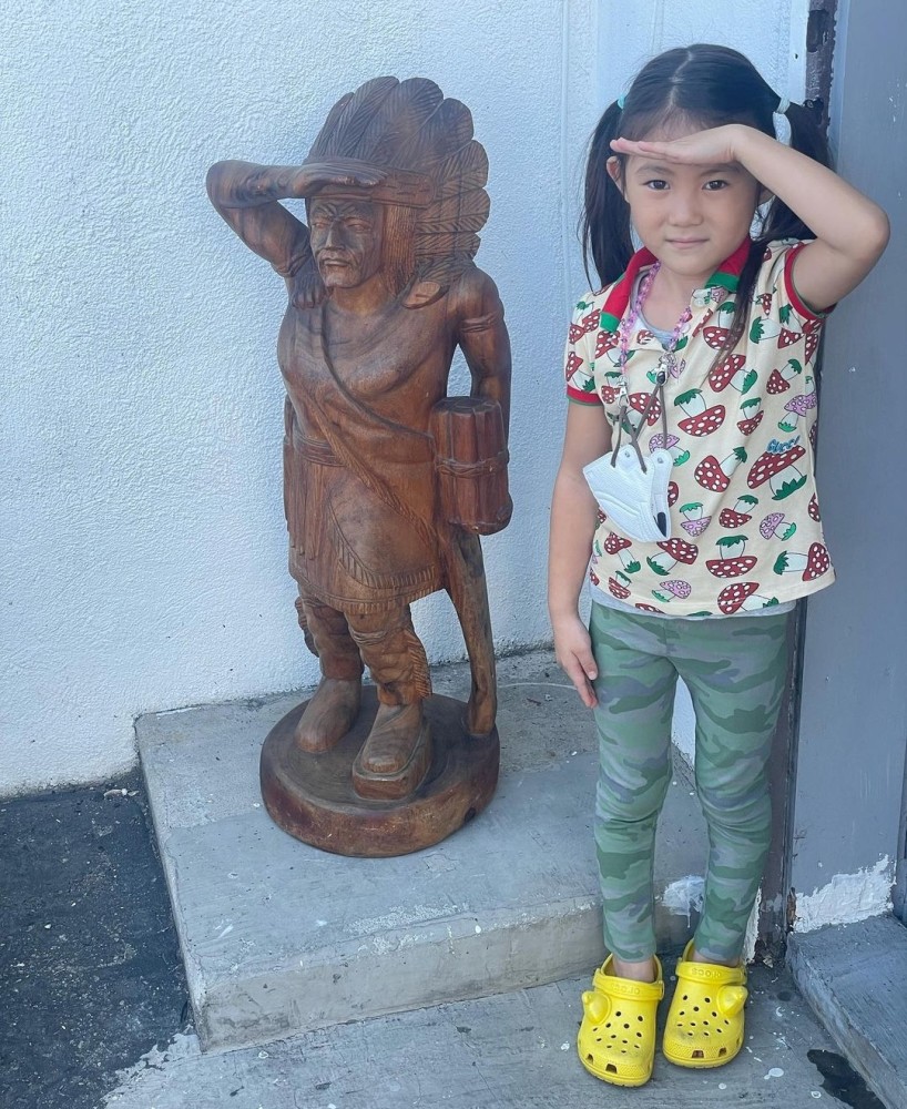 Edison Chen's daughter learns to pose in sculpture, Jay Chou quietly ...