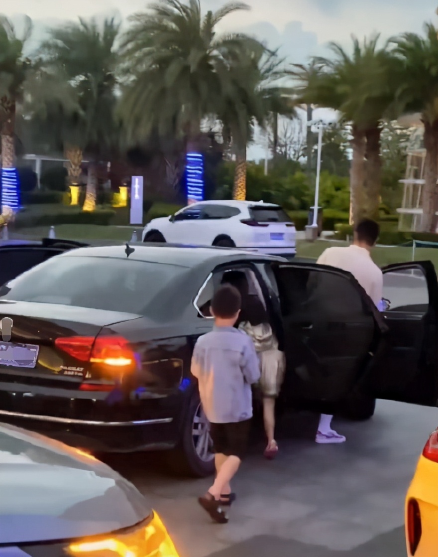 41-year-old Huo Siyan has a hot swimsuit photo, lying on an air bed, showing off her white and ...