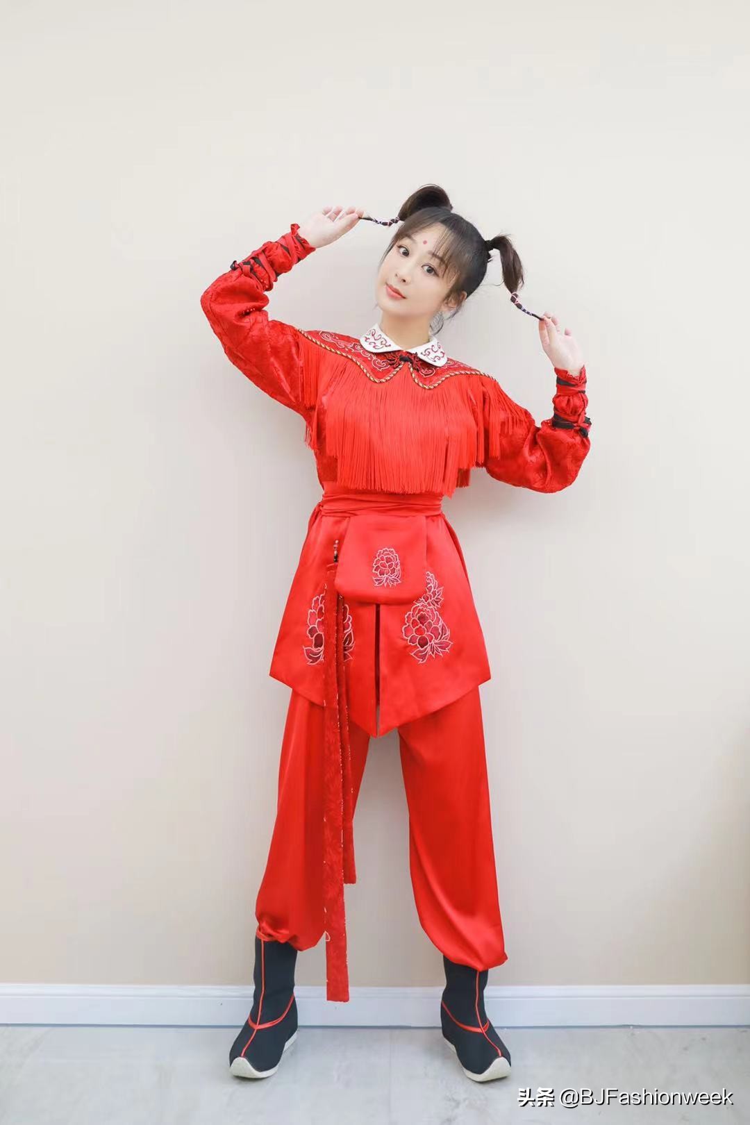 Yang Zi wears the red boy's clothes, he looks pretty and a little cute ...