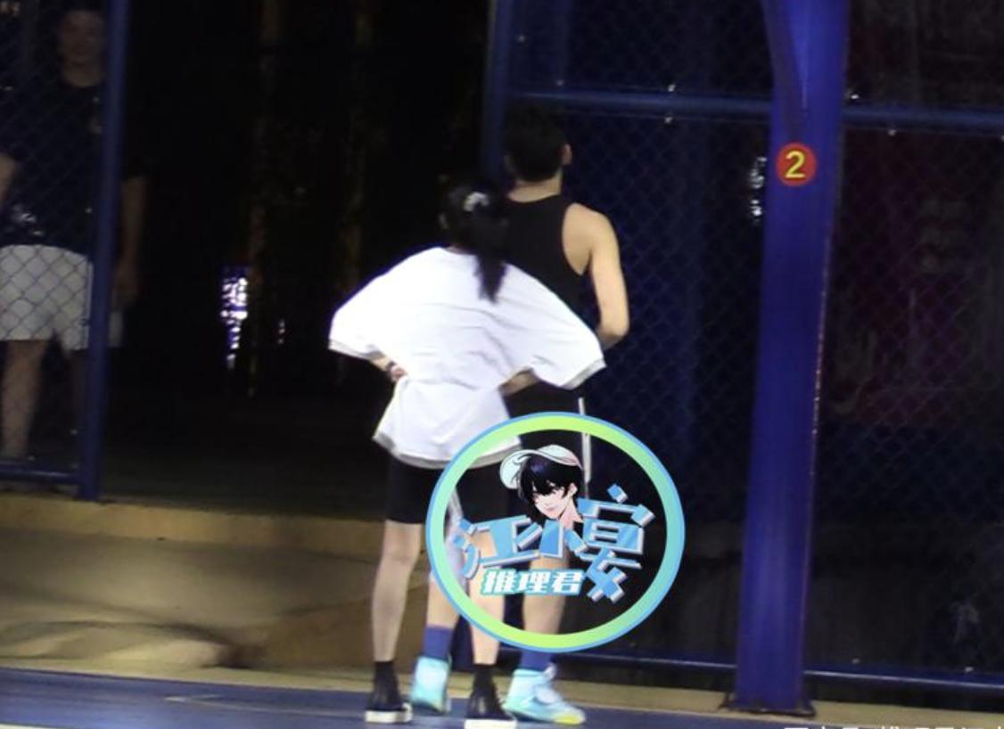 Wang Dalu was filmed on a date again, teaching his girlfriend to play ...