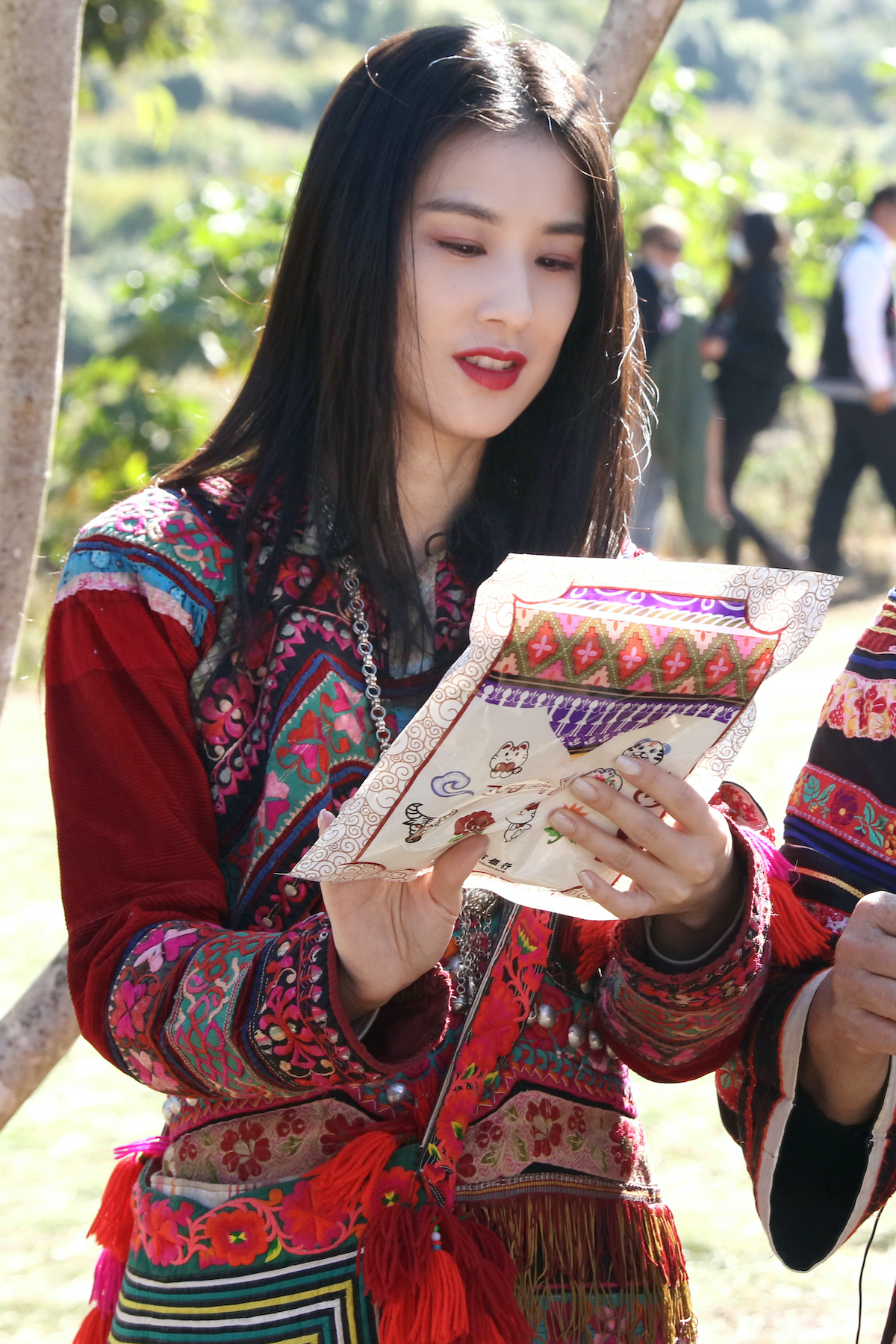 "Field of Hope" Huang Shengyi wears Yi embroidered dress and cockscomb ...