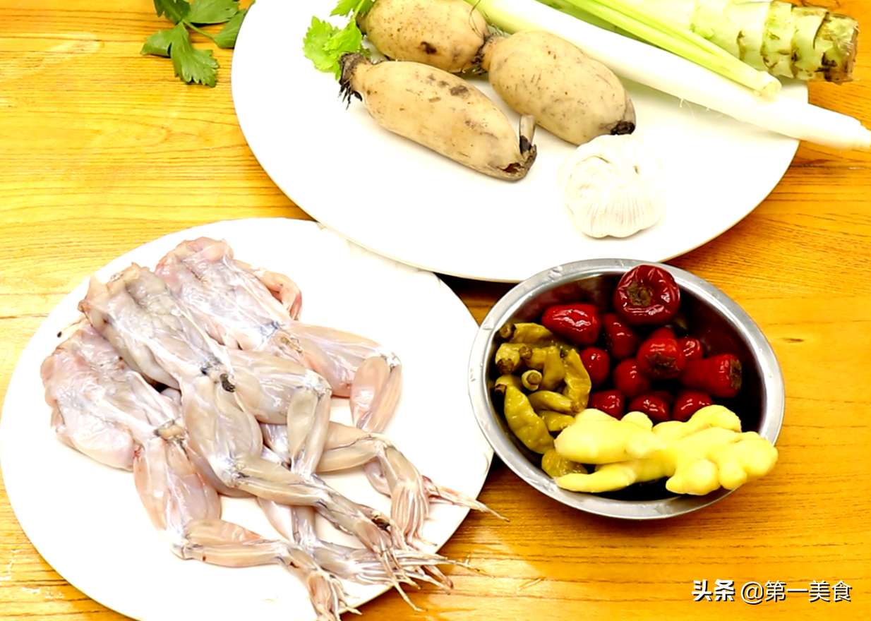 Sichuan style pickled pepper bullfrogs are home-cooked. If you eat ...