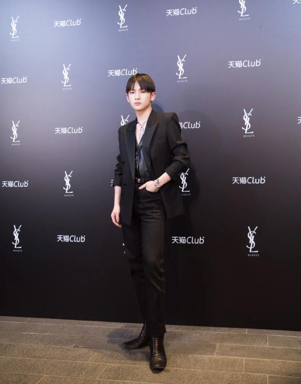 Zhou Zhennan finally wears the right time!Black suit shows up in a ...