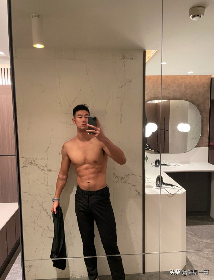 A 22-year-old boy from Shanghai, with a height of 193cm and long legs ...