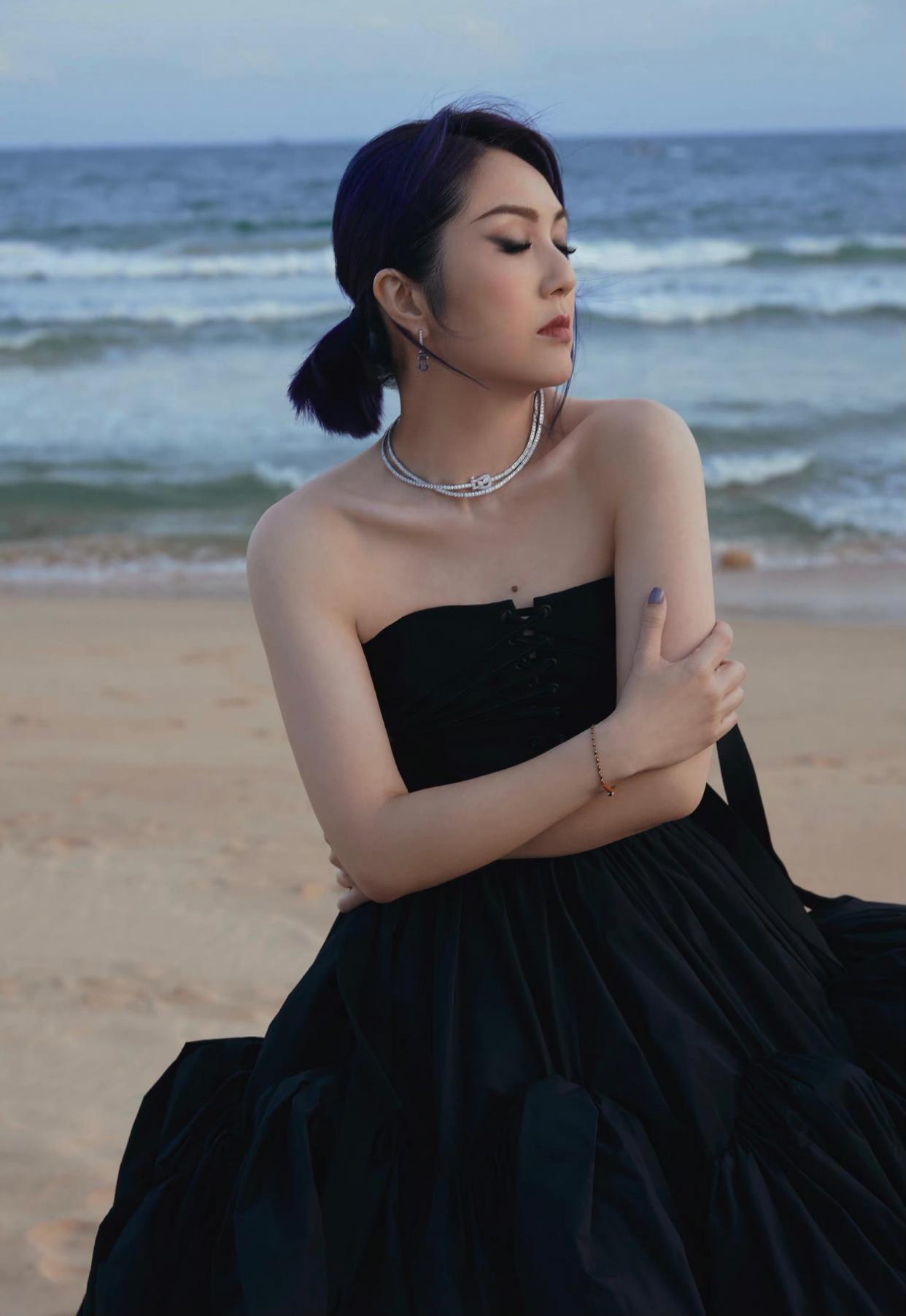 Miriam Yang's black fluffy dress is very shabby, and her blue hair ...