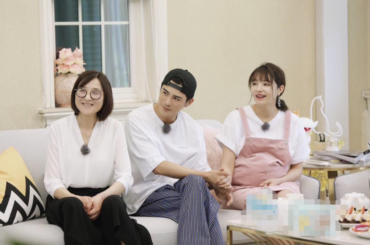 Jiang Chao, Madina welcomes her second child, takes a group photo of ...