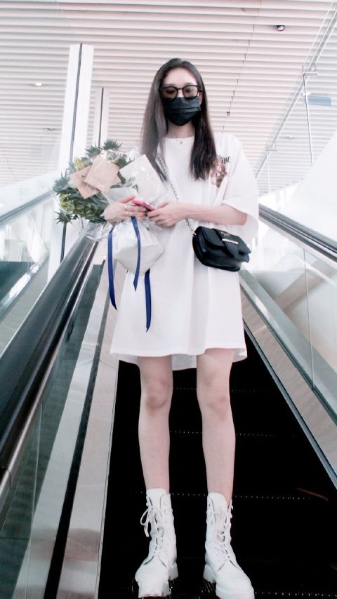 Liu Lingzi's devilish figure, long legs full of screen, slim, fairies ...