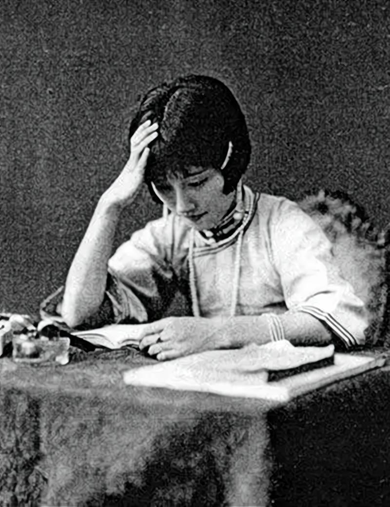 Xu Zhimo, a romantic talent, was born in a family of merchants, but ...