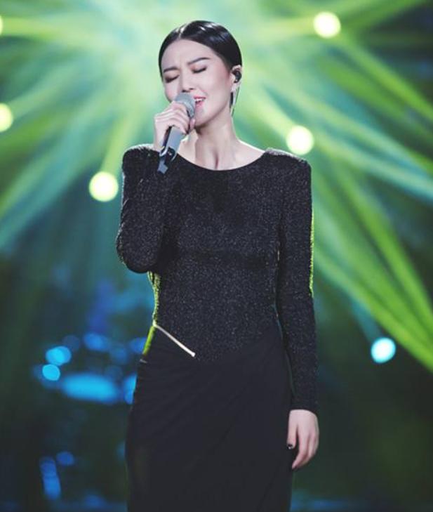 Tan Weiwei, who used to sing in a bar, has become popular with a song ...