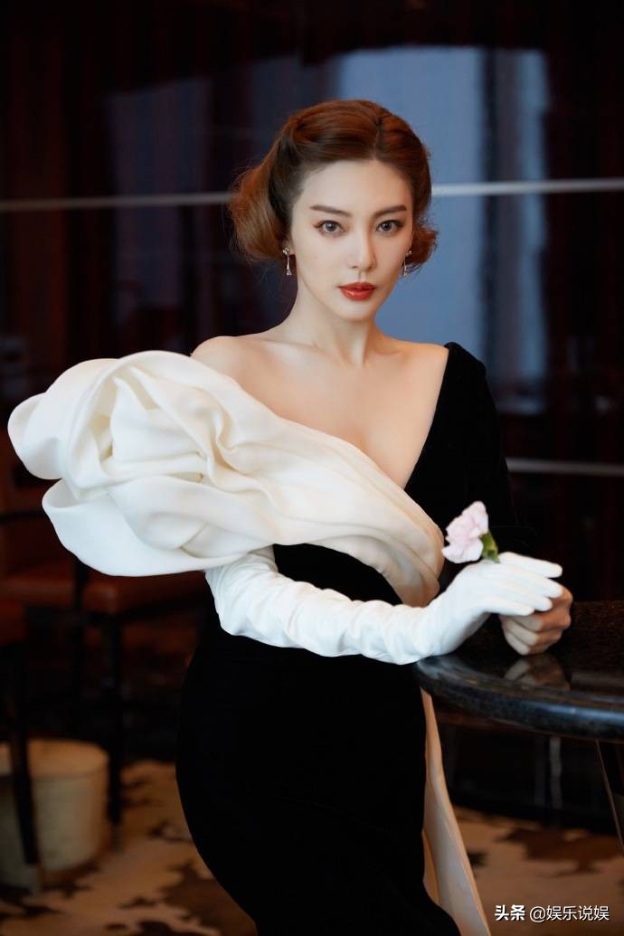Zhang Yuqi's retro style is beautiful to luminous, graceful and elegant ...