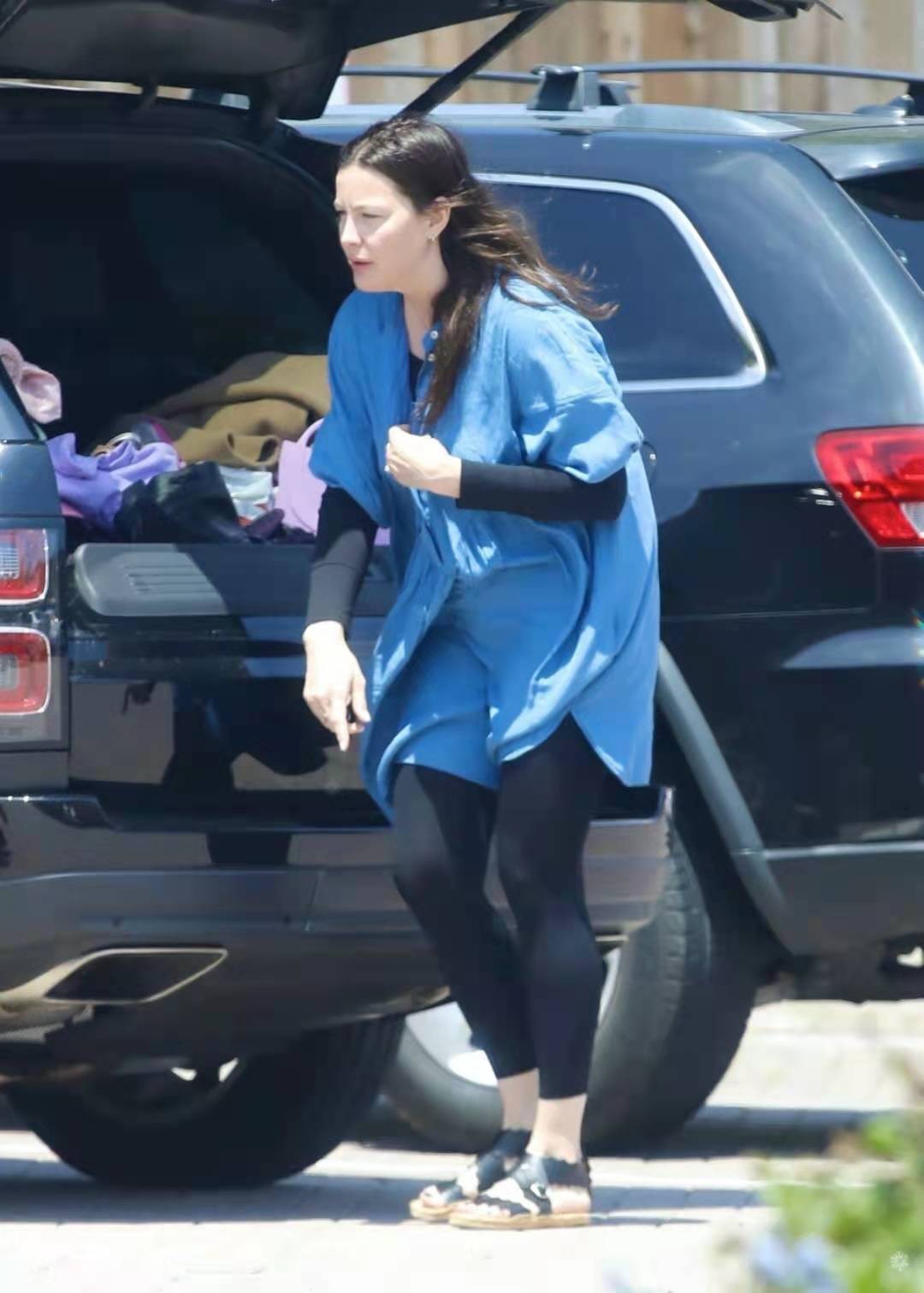 The 43-year-old elf princess is out of shape, her face is haggard, and ...