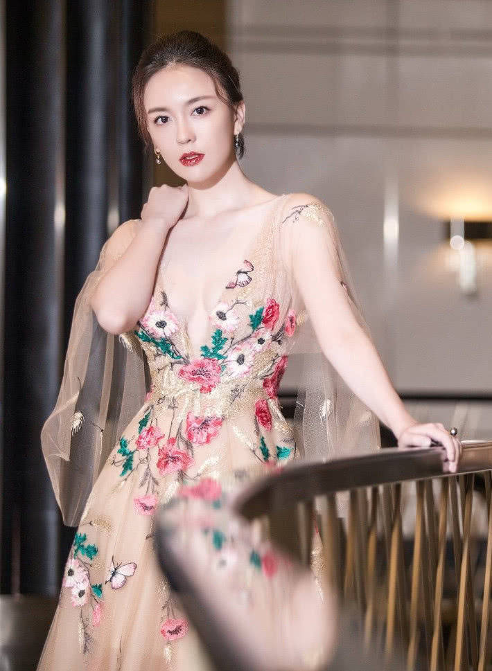 Classical beauty Lv Jiarong puts on cheongsam, which can be both charming and gentle - iNEWS