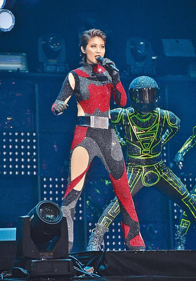 Ronald Cheng's concert is half of the Hong Kong entertainment venue ...