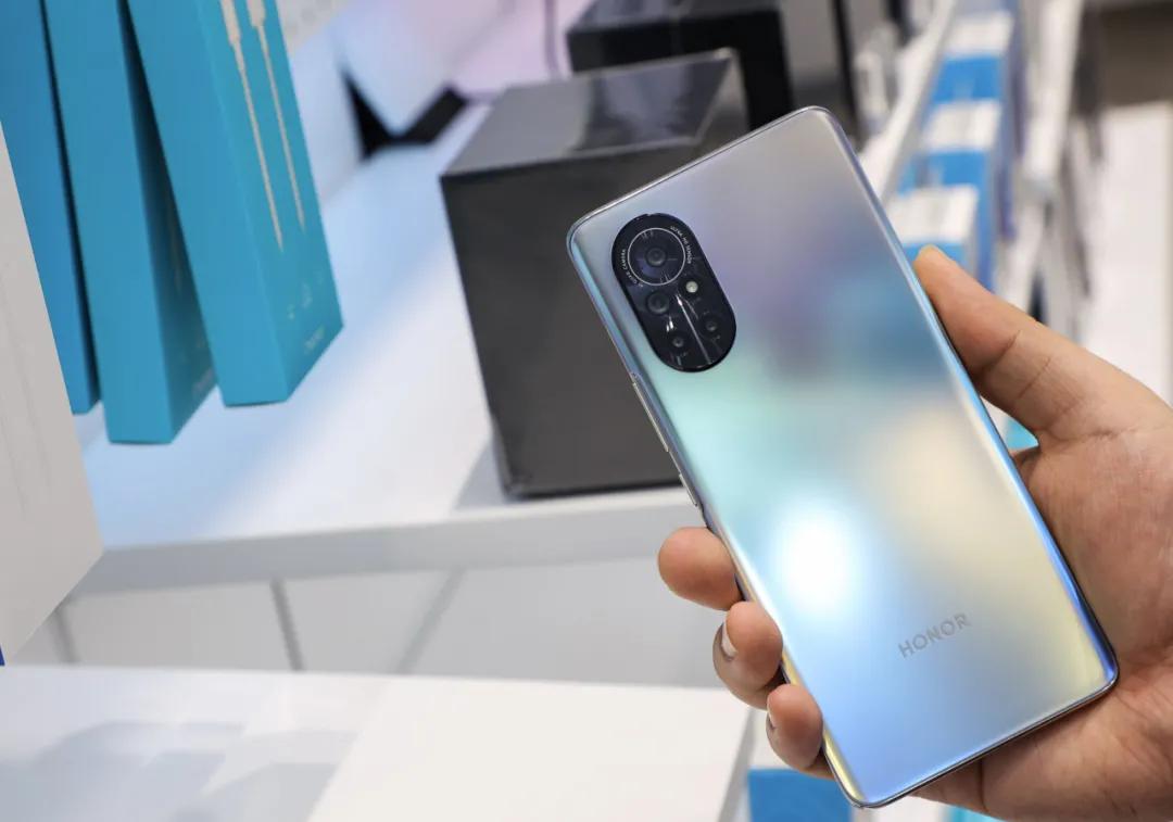 榮耀V40輕奢版官宣，外觀設計與華為nova8如出一轍 - 資訊咖