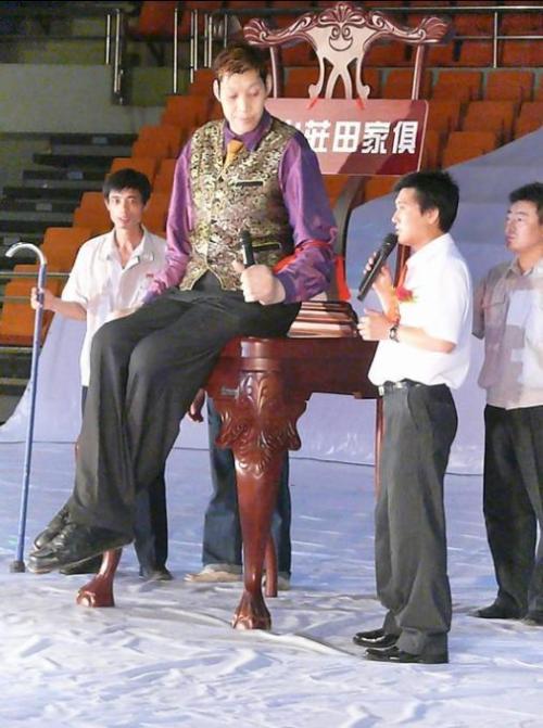 China's first male giant Wang Fengjun: 2.55 meters tall, a head taller ...