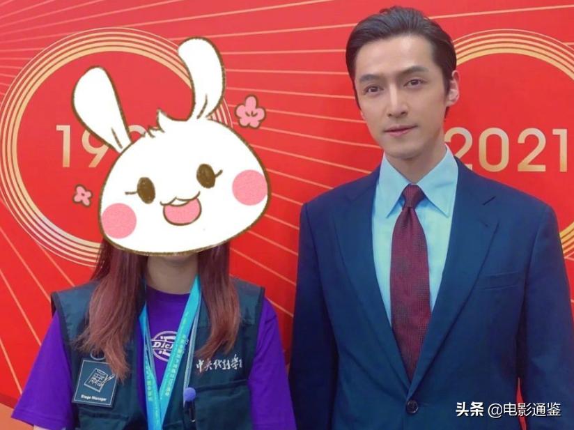 The male celebrity show backstage takes selfies with passersby, Zhou ...