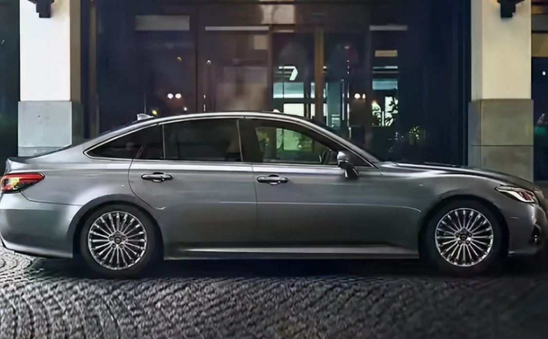 The old crown is officially replaced, with a new exterior design and V6 ...