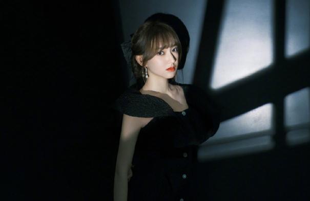 Cheng Xiaoxi showed up in black dress, with white skin and full of ...